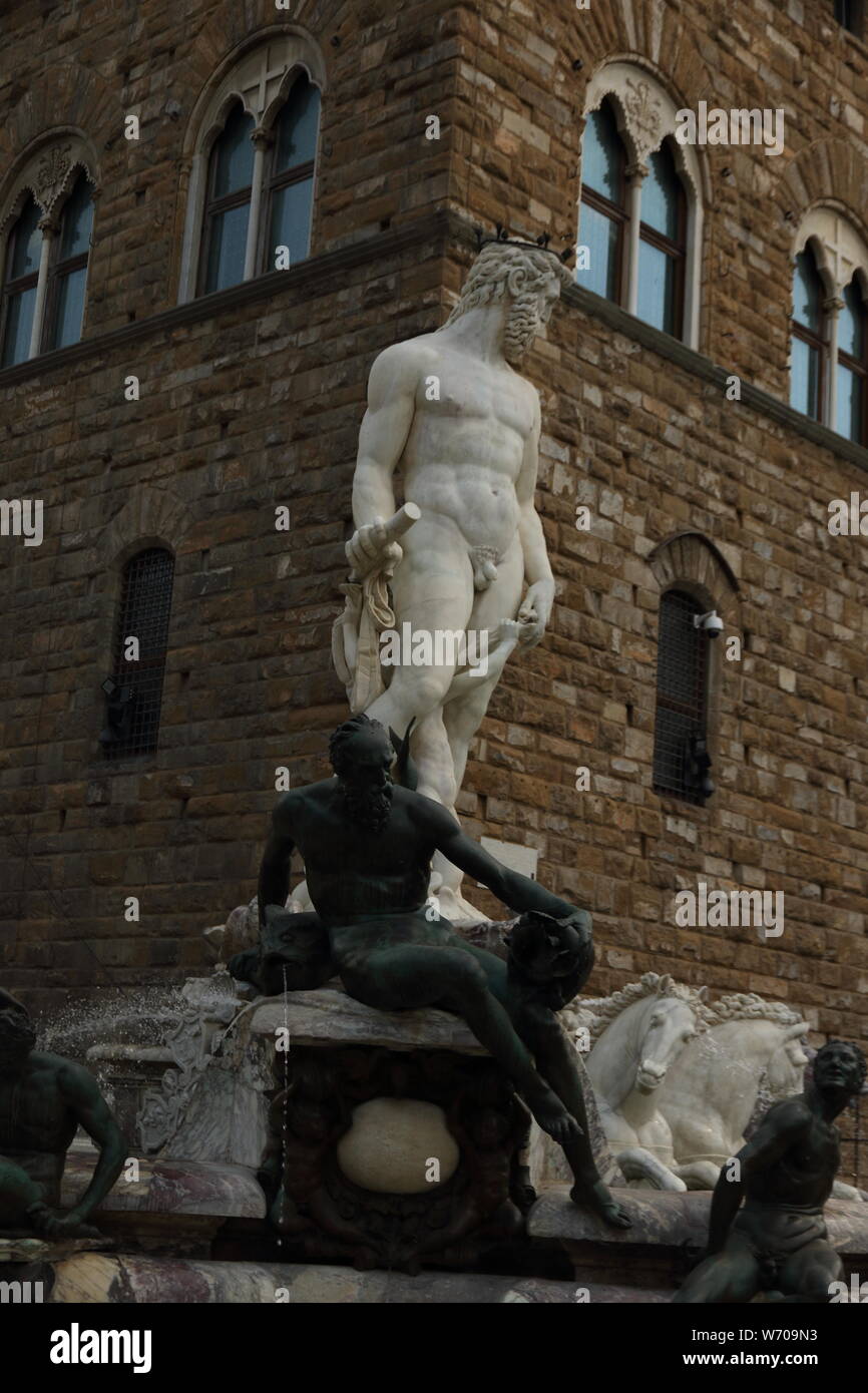 Statues architecture hi-res stock photography and images - Alamy