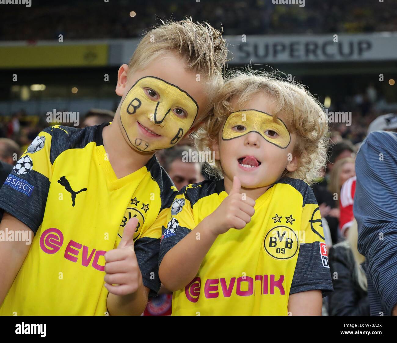 Football boys painting hi-res stock photography and images - Alamy