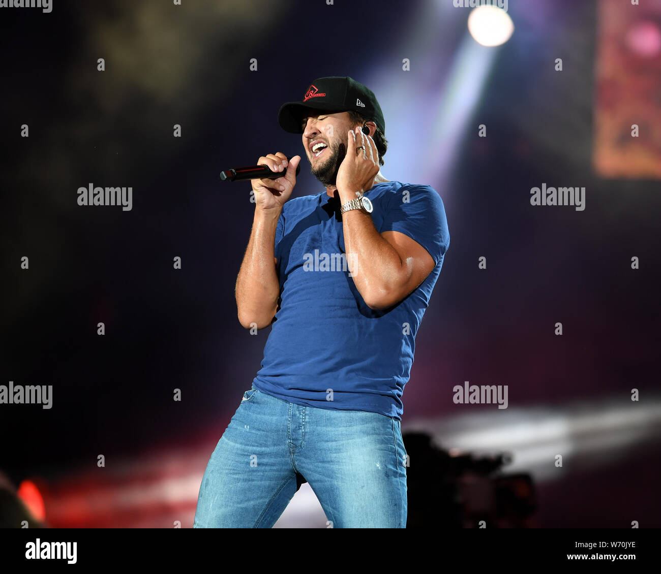 WEST PALM BEACH, FL - AUGUST 03: Luke Bryan performs during the Sunset ...