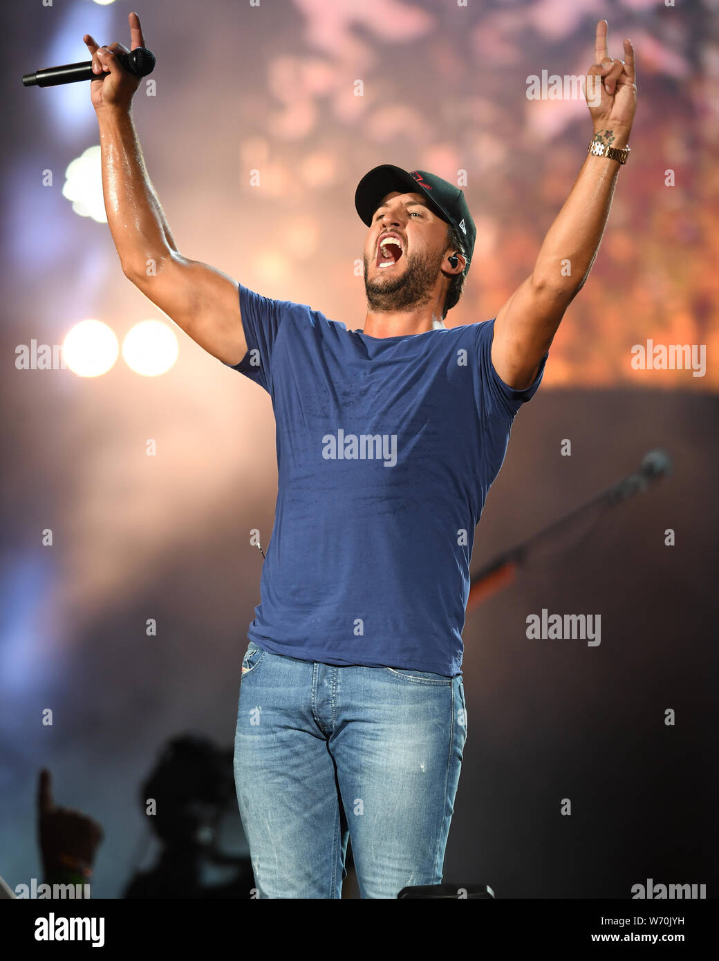 WEST PALM BEACH, FL - AUGUST 03: Luke Bryan performs during the Sunset ...
