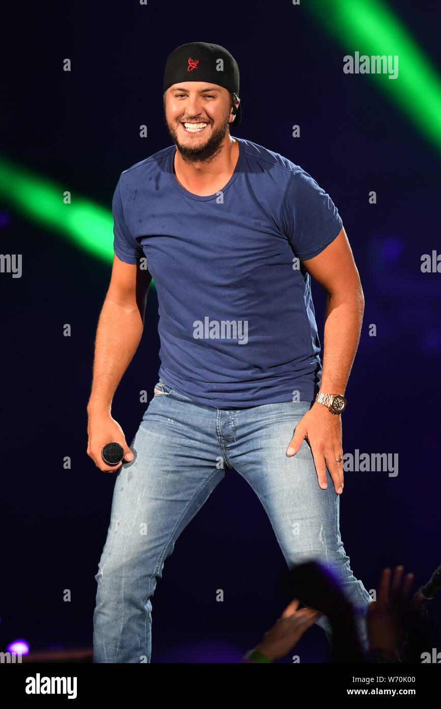 WEST PALM BEACH, FL - AUGUST 03: Luke Bryan performs during the Sunset ...