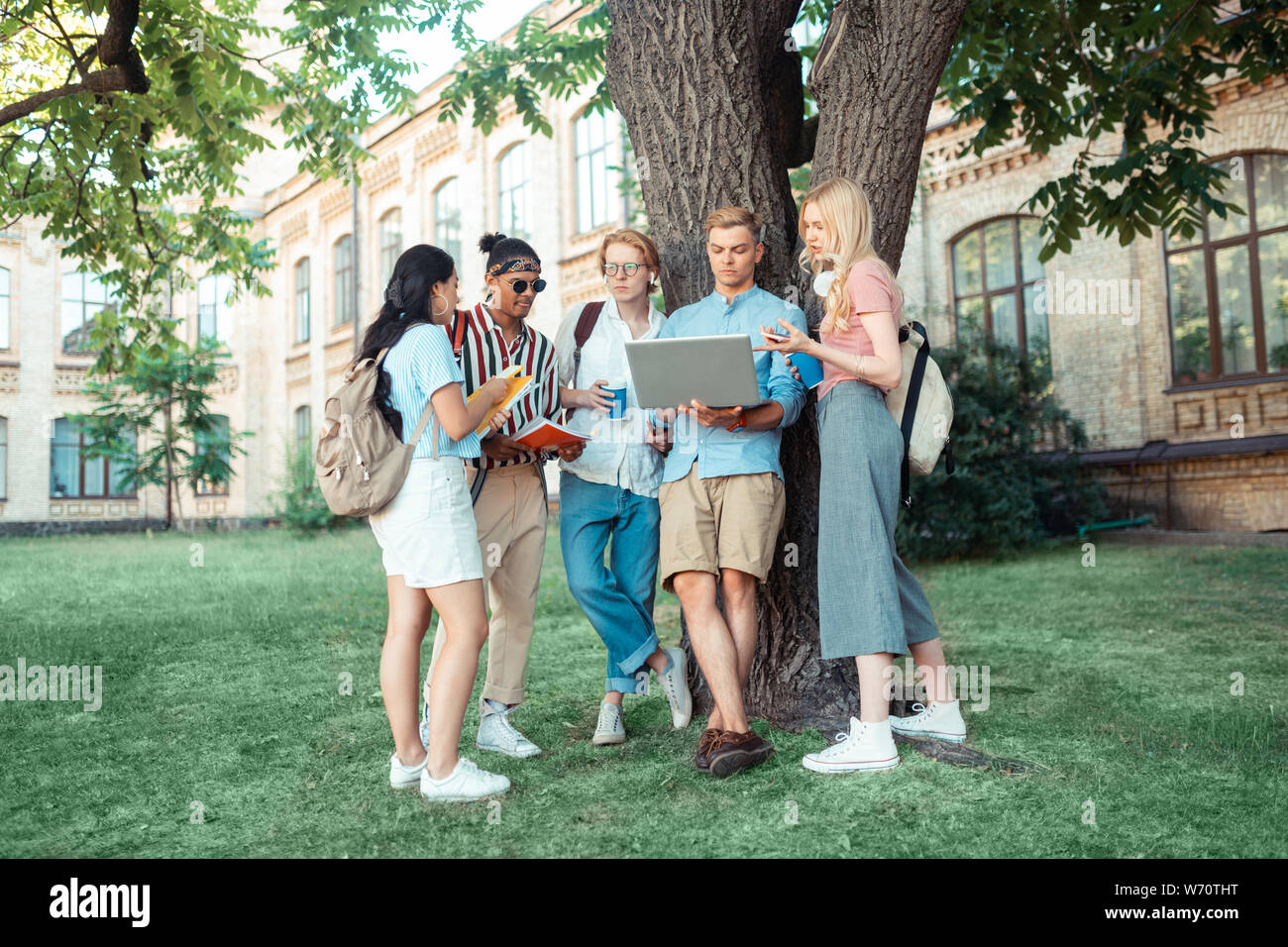 Students studying under tree hi-res stock photography and images - Alamy