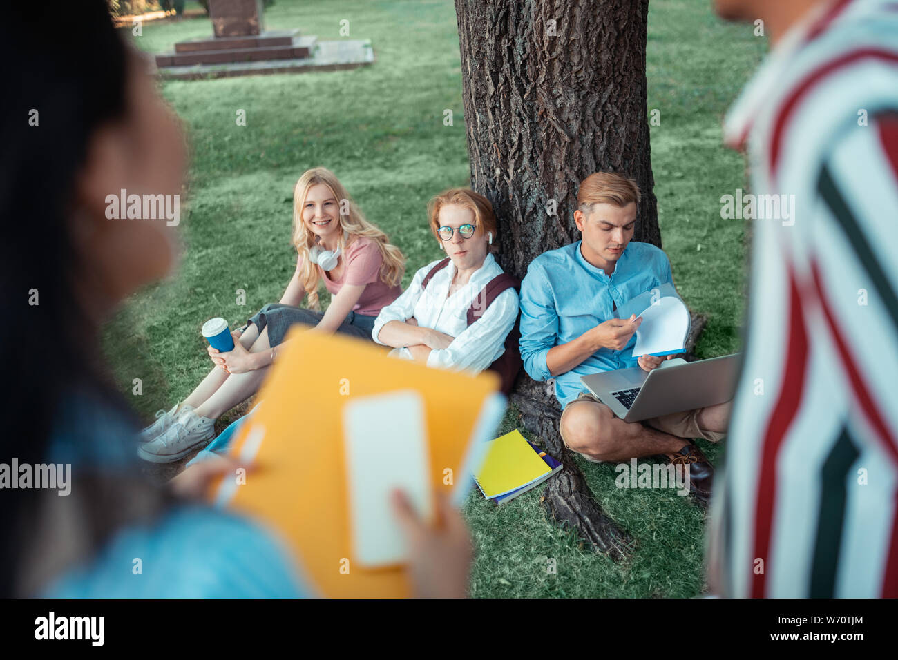 Students studying under tree hi-res stock photography and images - Alamy