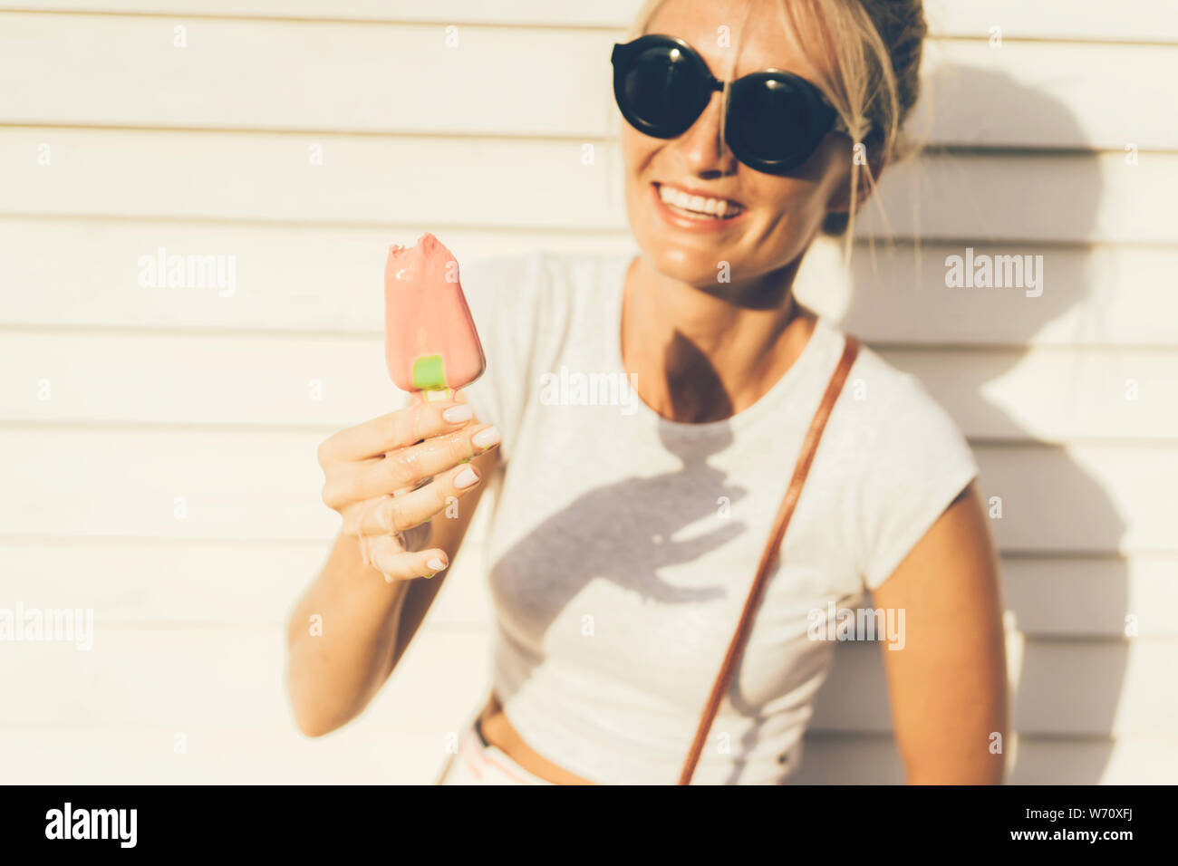 Girl eating a popsicle hi-res stock photography and images - Alamy