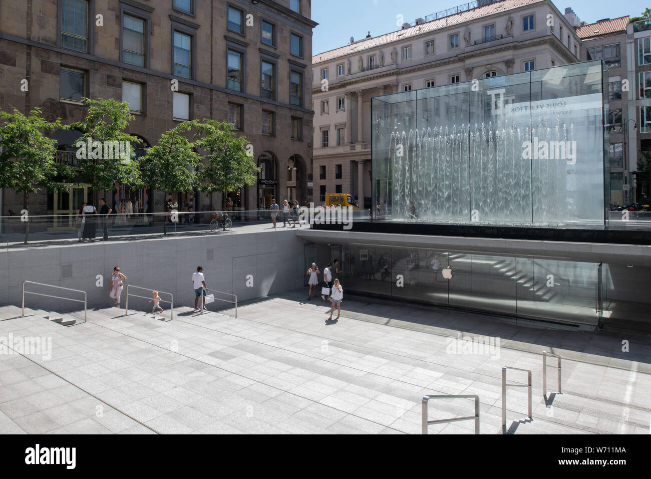 Apple store milan architecture hi-res stock photography and images - Alamy