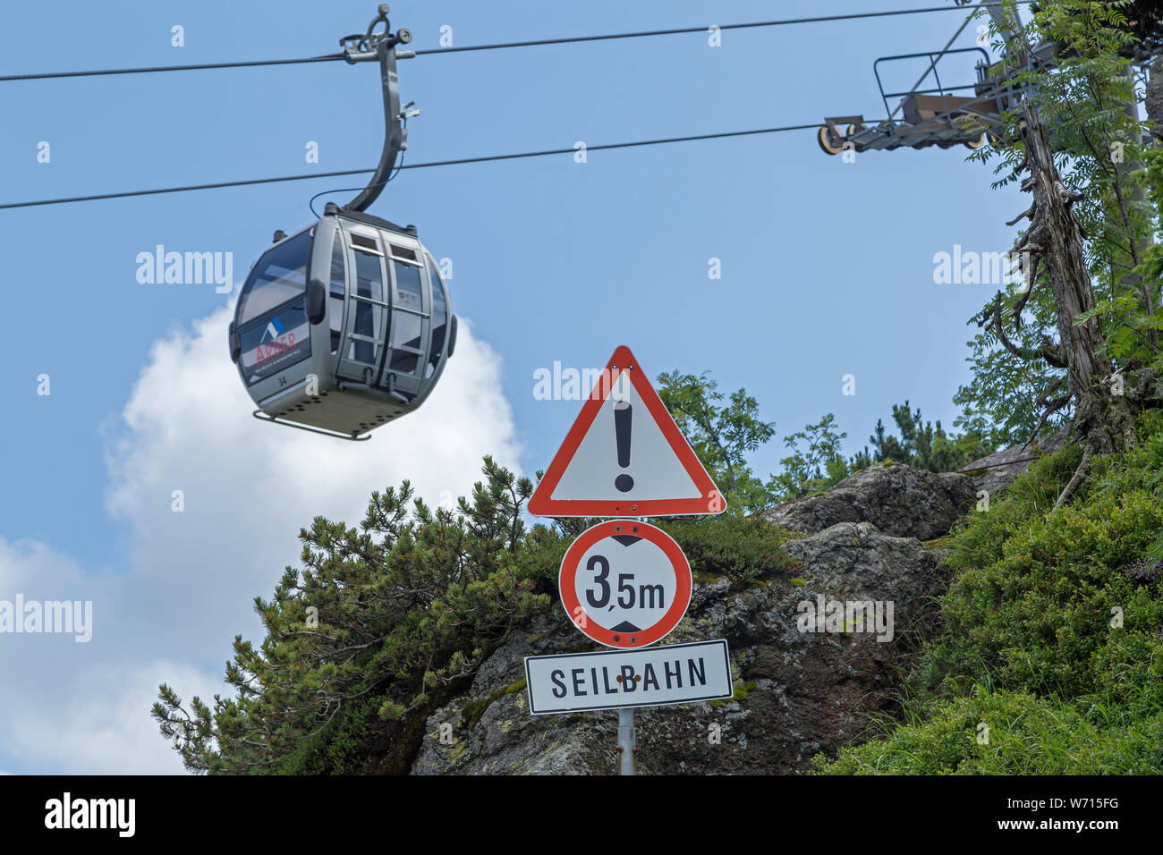Cable car and gondola lift hi-res stock photography and images - Alamy