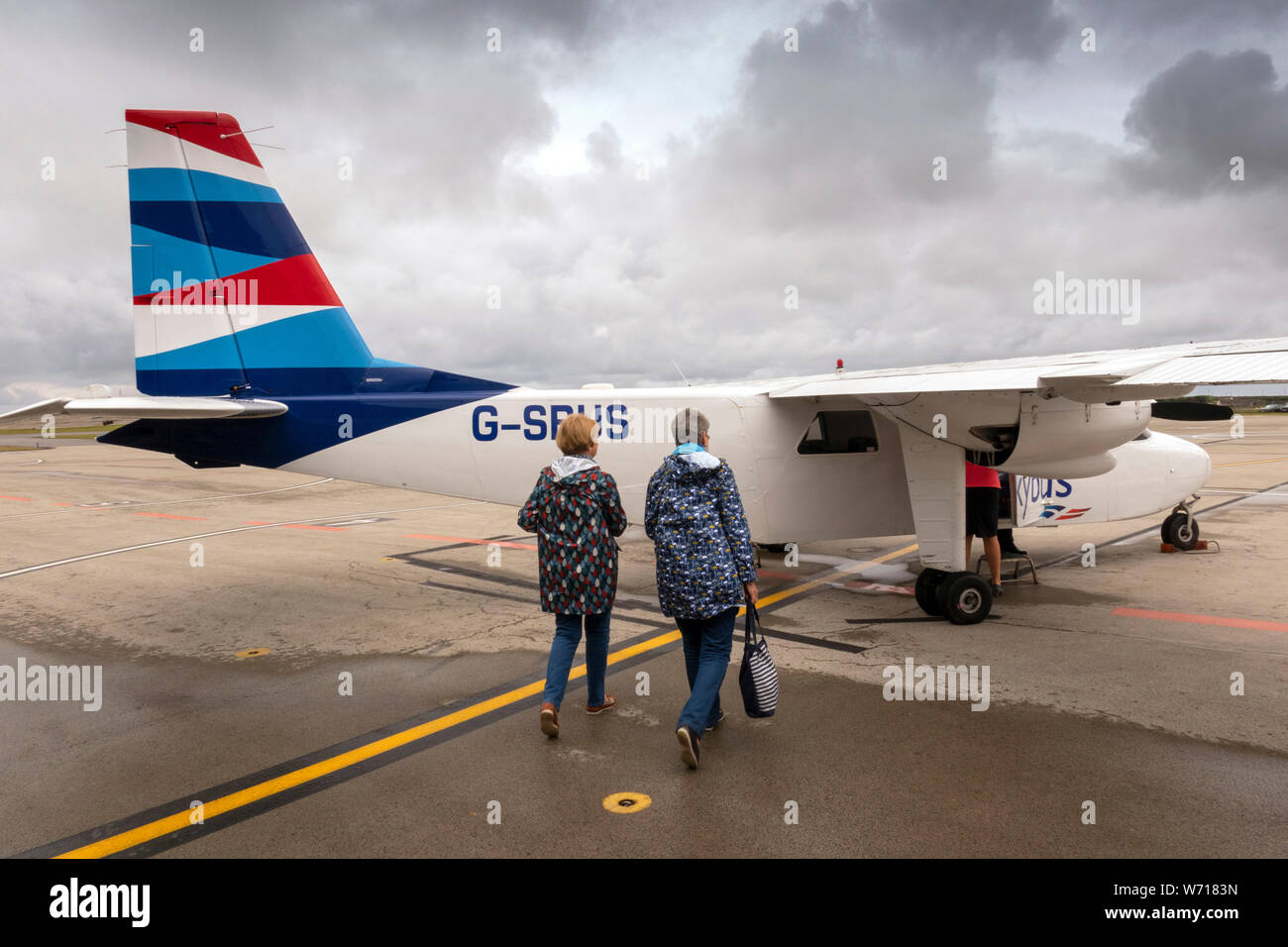 UK, England, Cornwall, Sennen, Land’s End Airport, passengers boarding ...