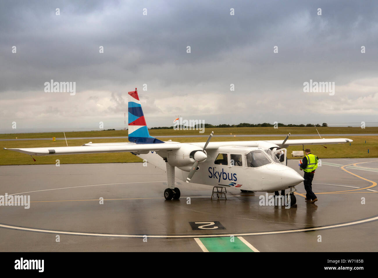 UK, England, Cornwall, Sennen, Land’s End Airport, ground crew at ...