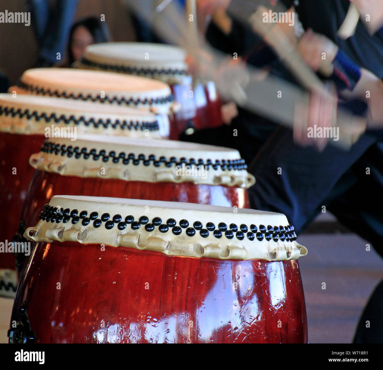 Japanese performers and traditional Taiko drums Stock Photo - Alamy