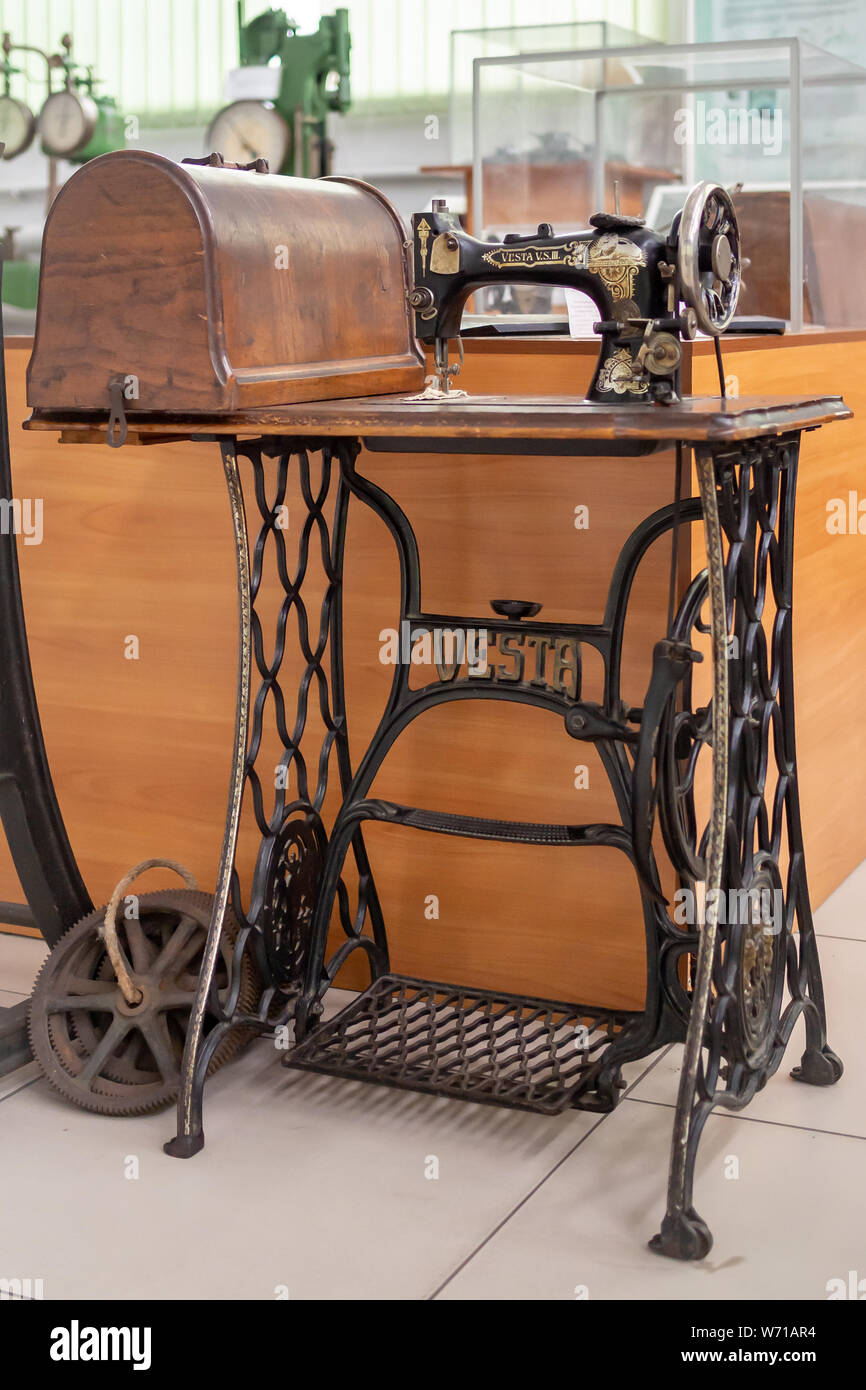 Old fashioned sewing machine hi-res stock photography and images - Alamy