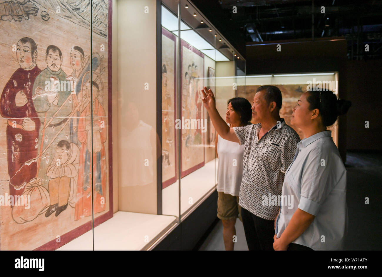 (190804) -- CHIFENG, Aug. 4, 2019 (Xinhua) -- Wang Qingyu introduces ...