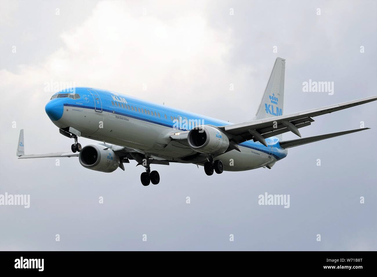 Klm boeing 737 arriving london heathrow hi-res stock photography and ...