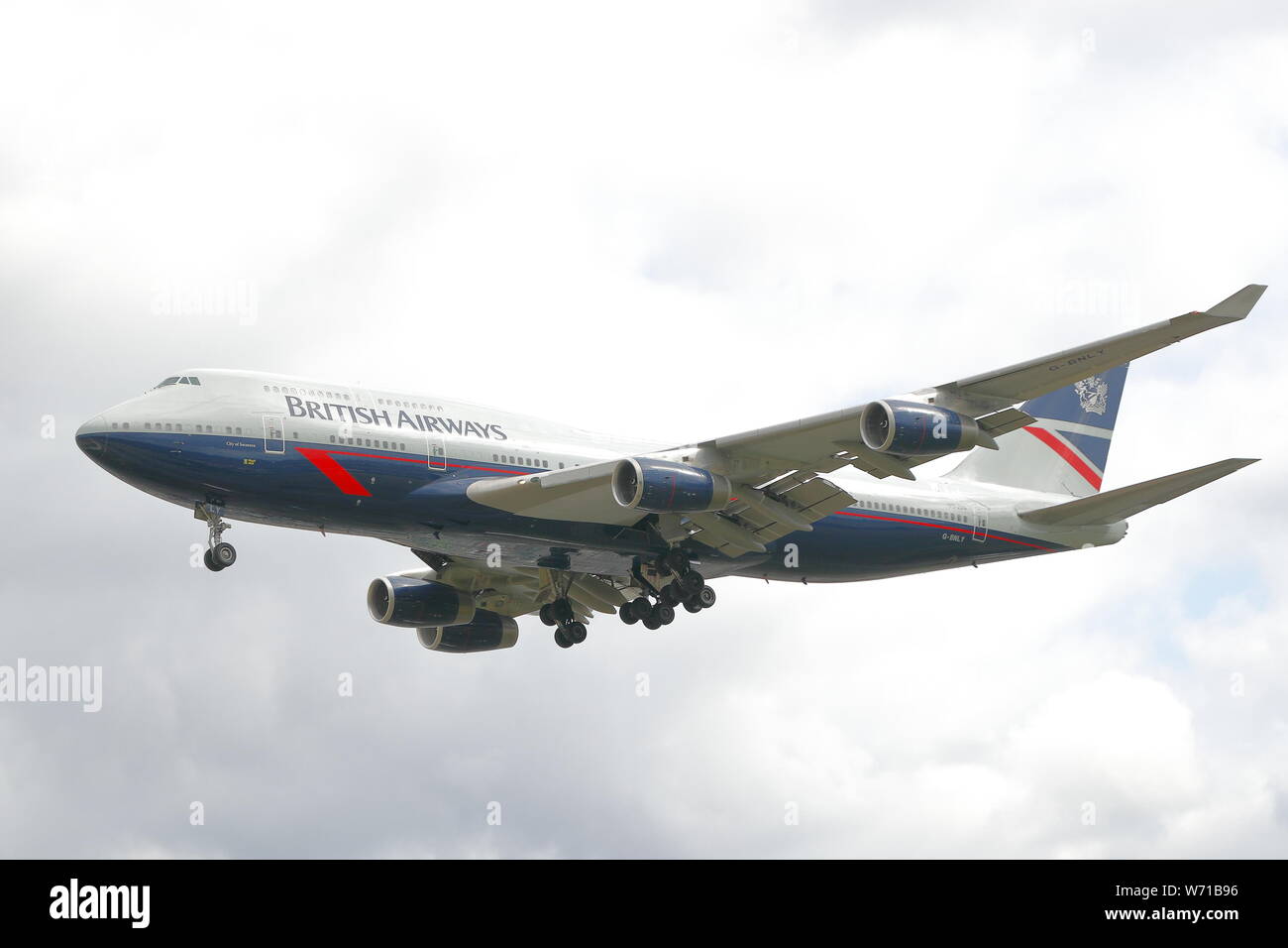 British Airways Boeing 747 G-BNLY in Landor retro livery arriving at ...