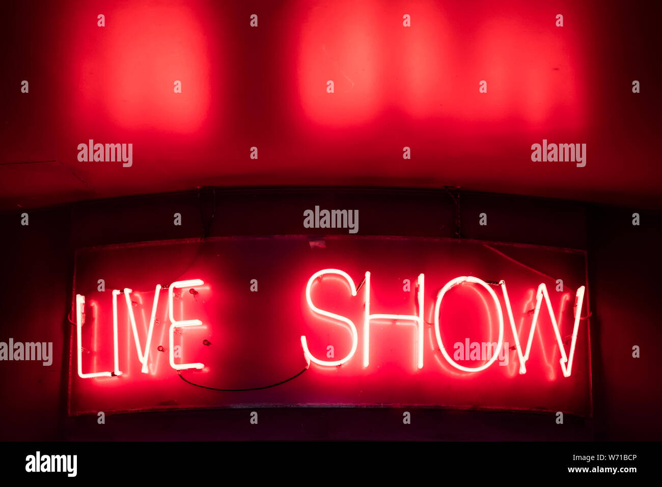 Vintage neon live show sign on the wall Stock Photo - Alamy