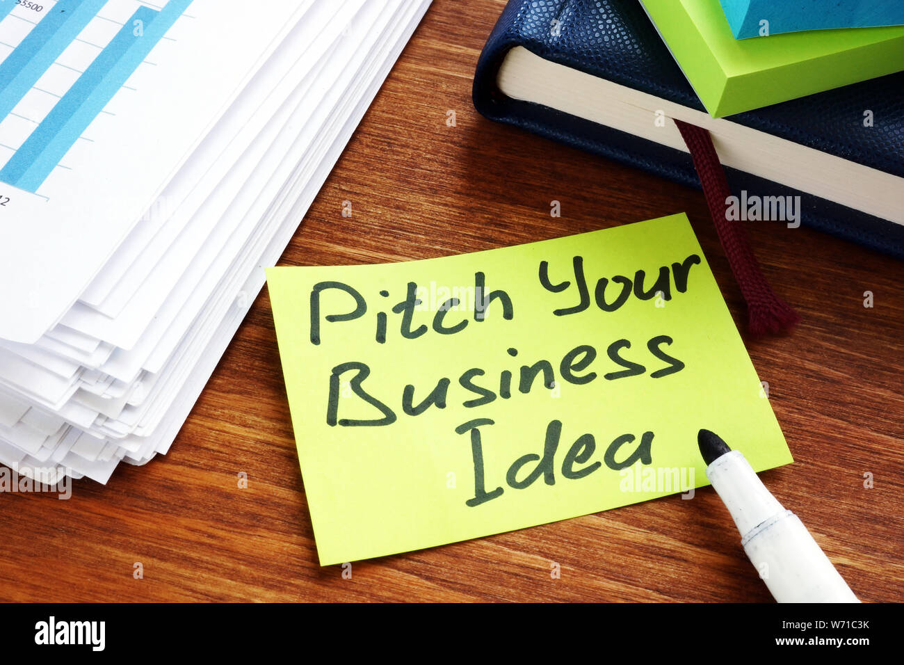 Pitch your business idea sign on a memo stick Stock Photo - Alamy