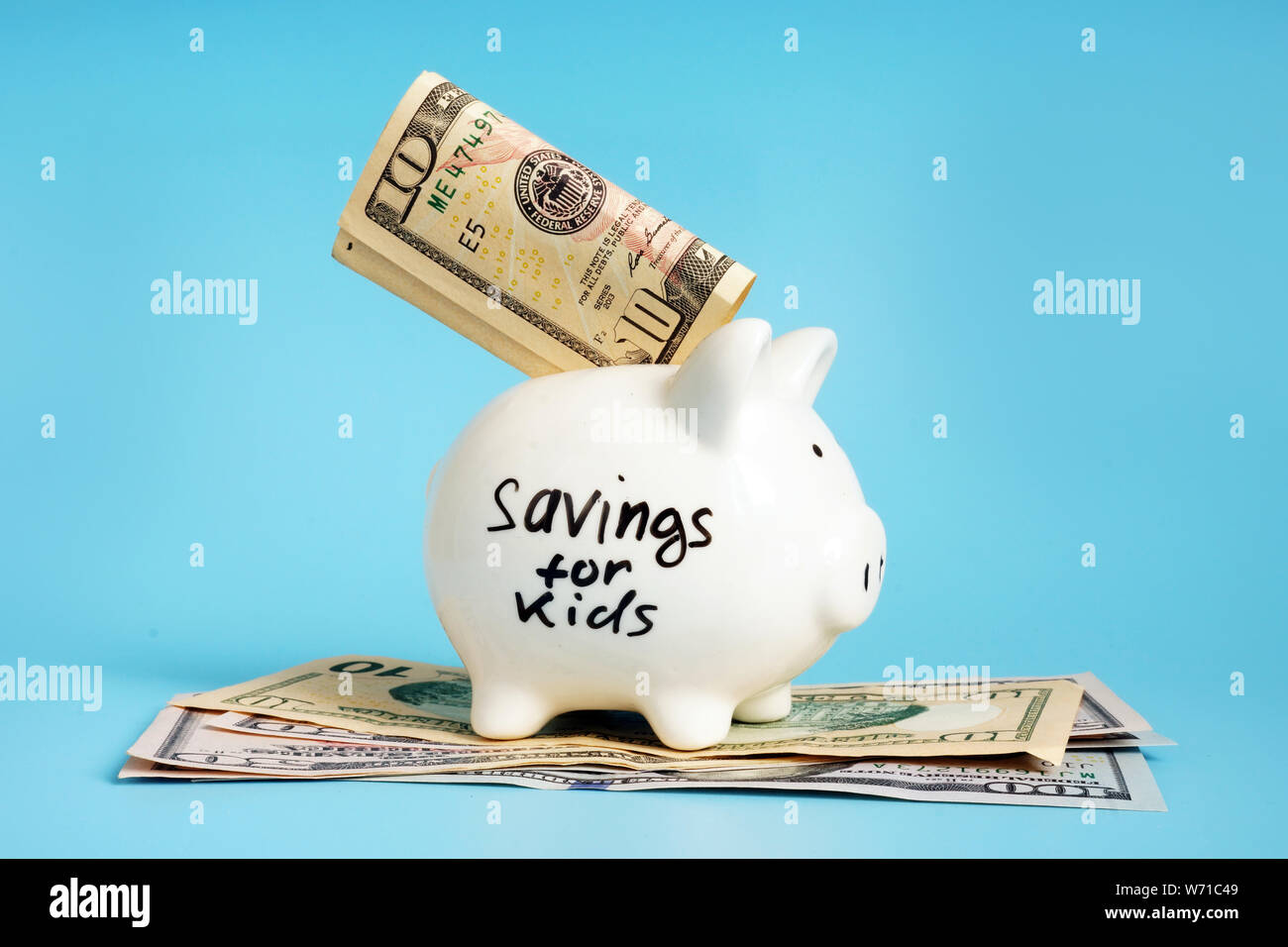 Savings for kids written on a piggy bank Stock Photo - Alamy
