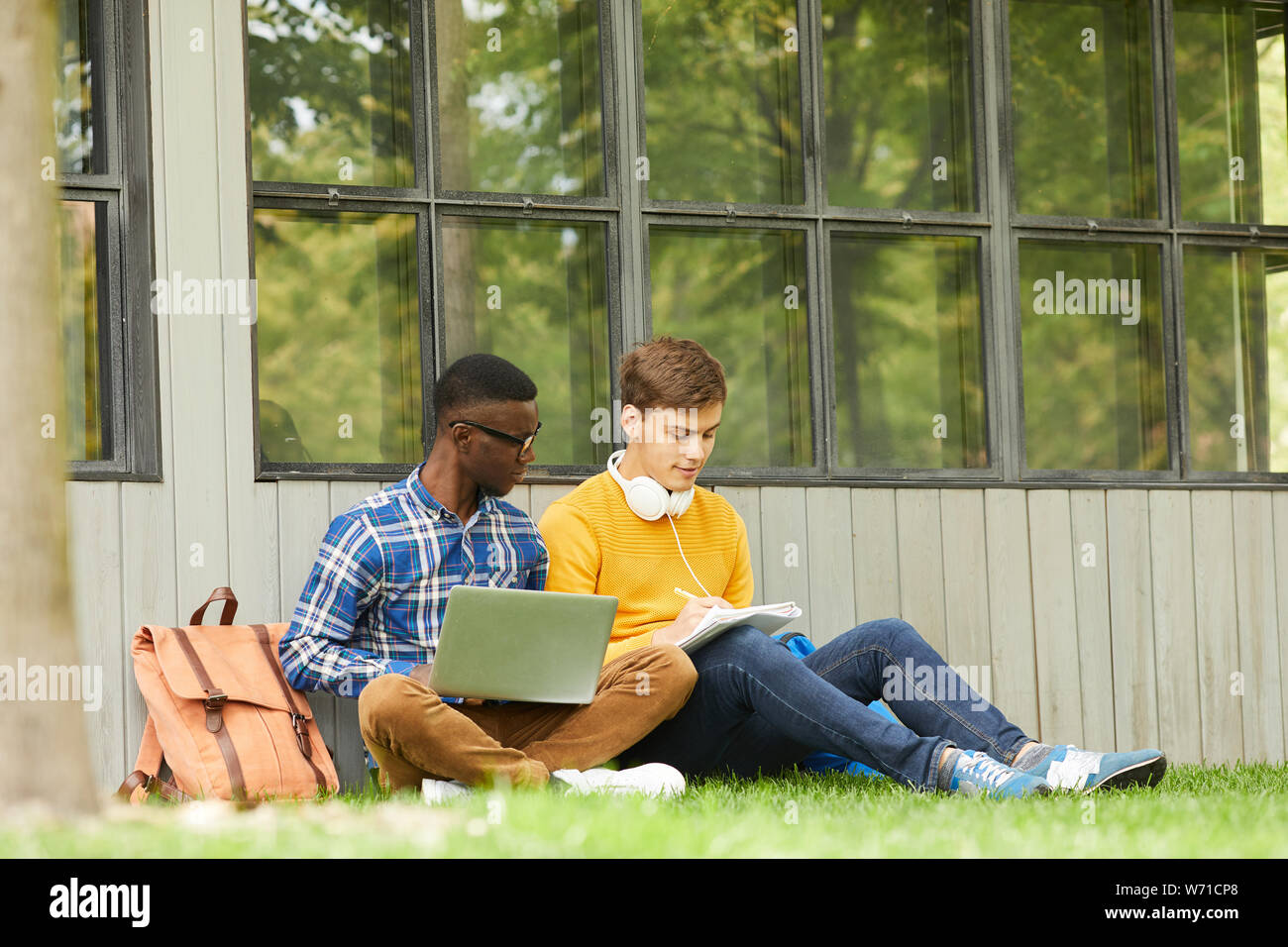 College campus grass hi-res stock photography and images - Alamy