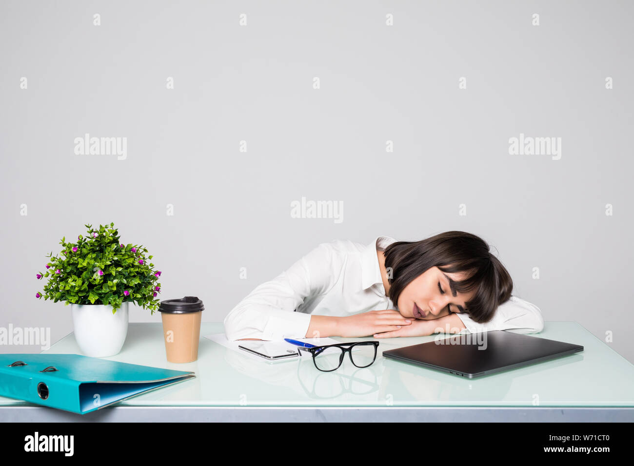 Tired woman sleeping at workplace. Overworked female entrepreneur give ...