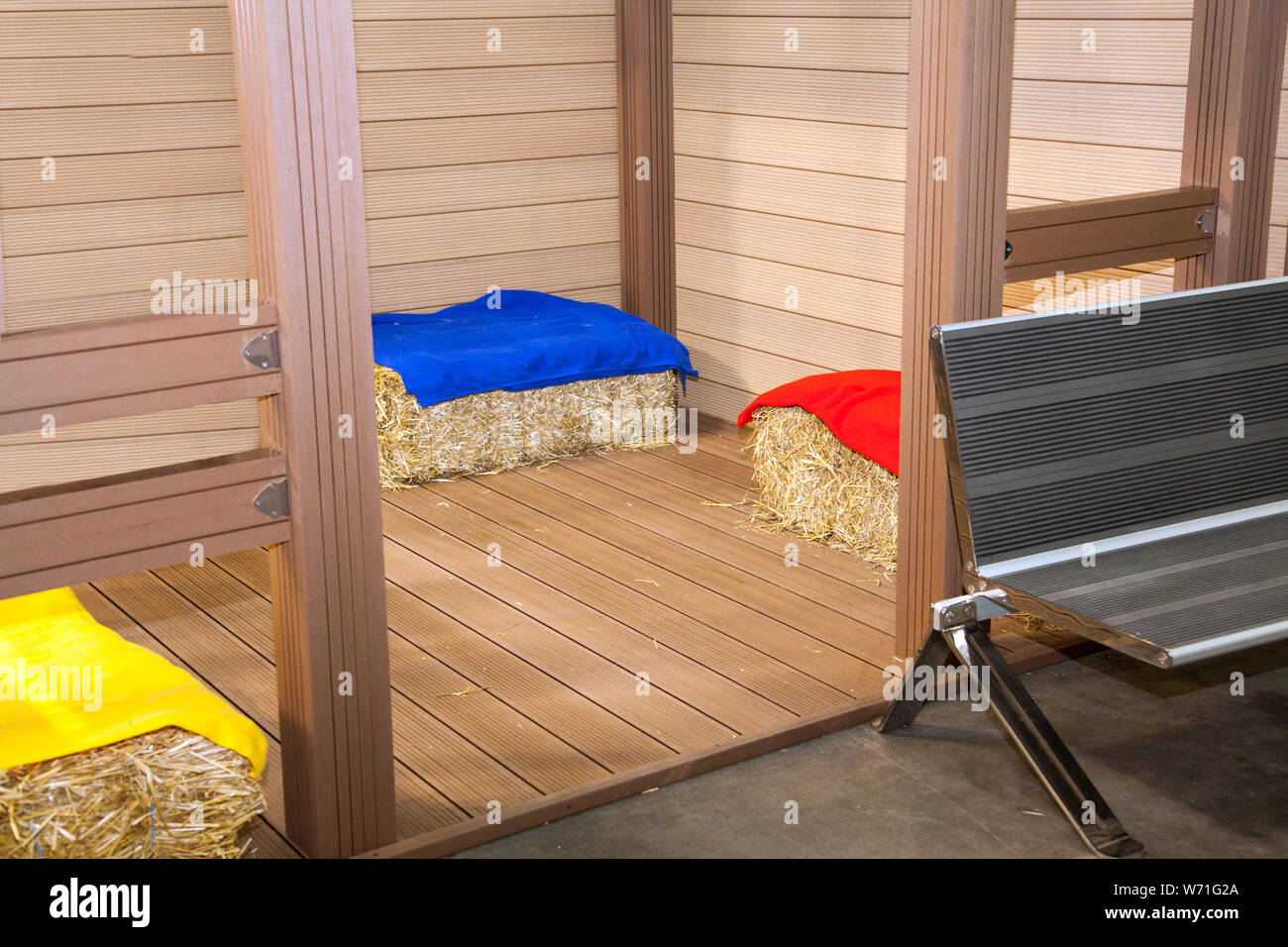 Hay floor hi-res stock photography and images - Alamy