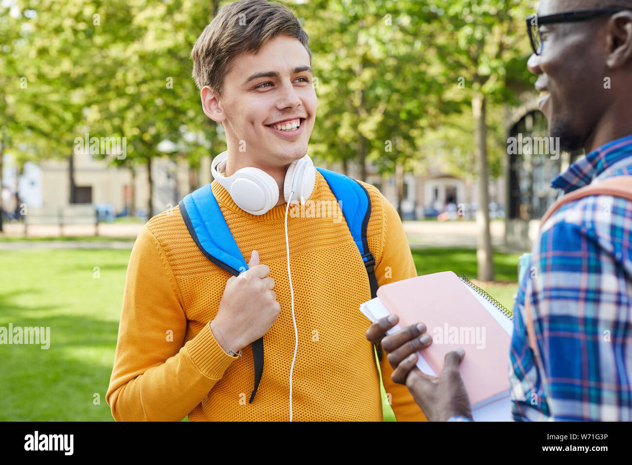 College student talking hi-res stock photography and images - Alamy