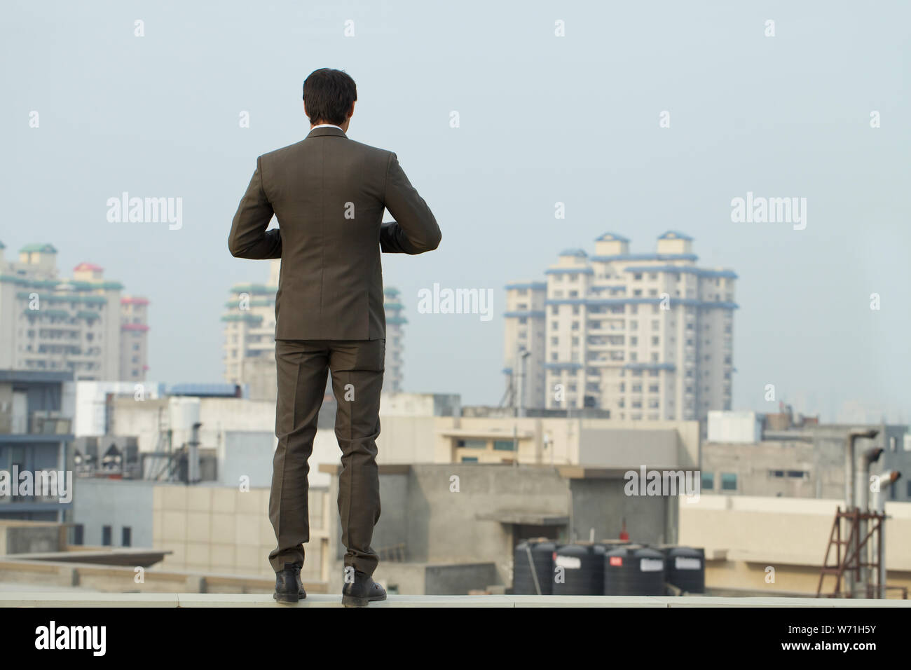Man standing edge roof hi-res stock photography and images - Alamy