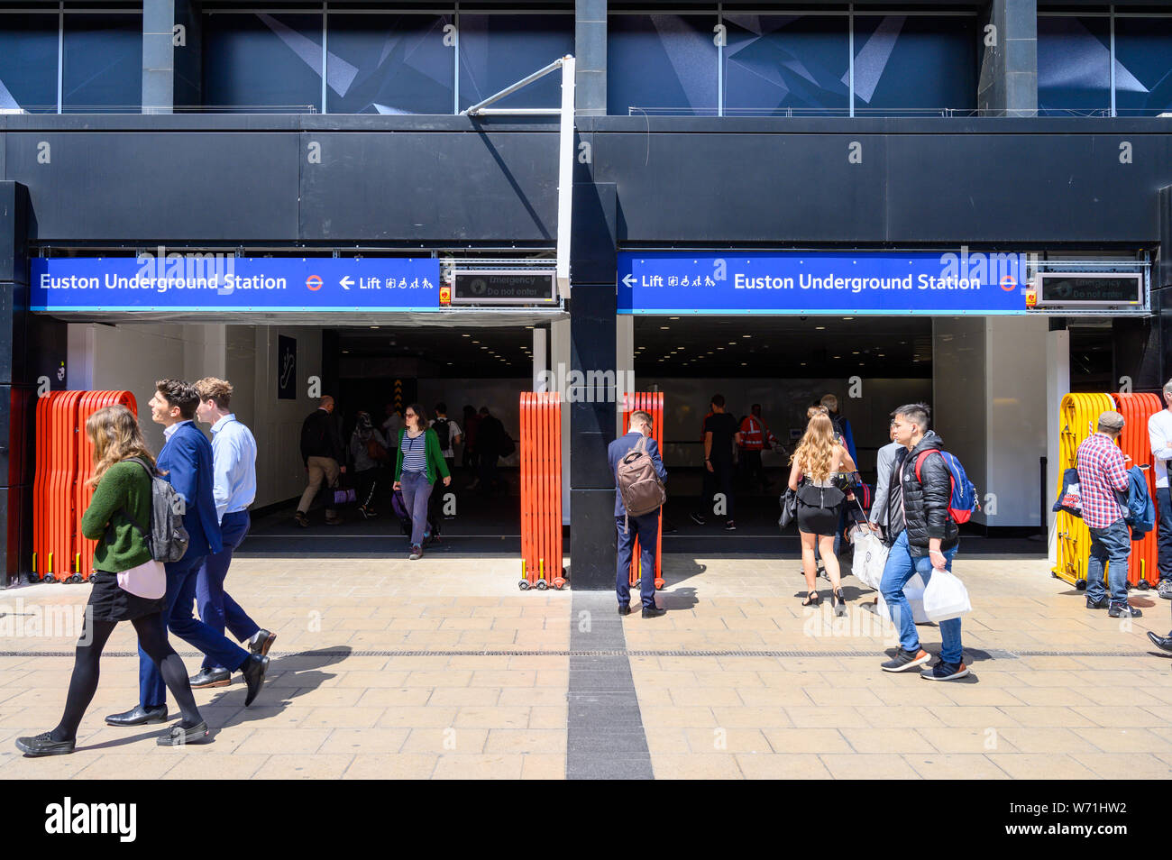 London euston underground platform hi-res stock photography and images ...