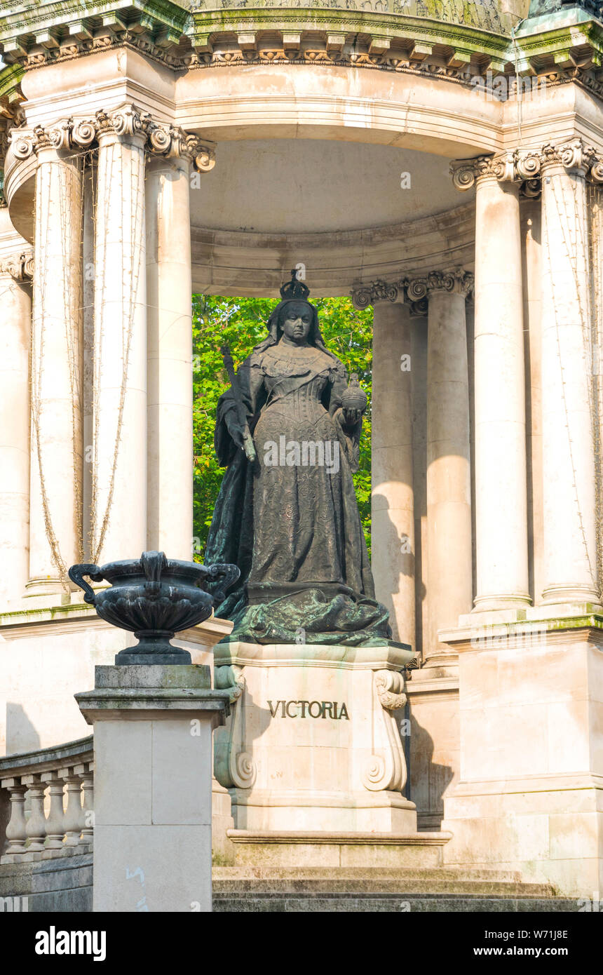 The Queen Victoria monument in Liverpool, England Stock Photo - Alamy