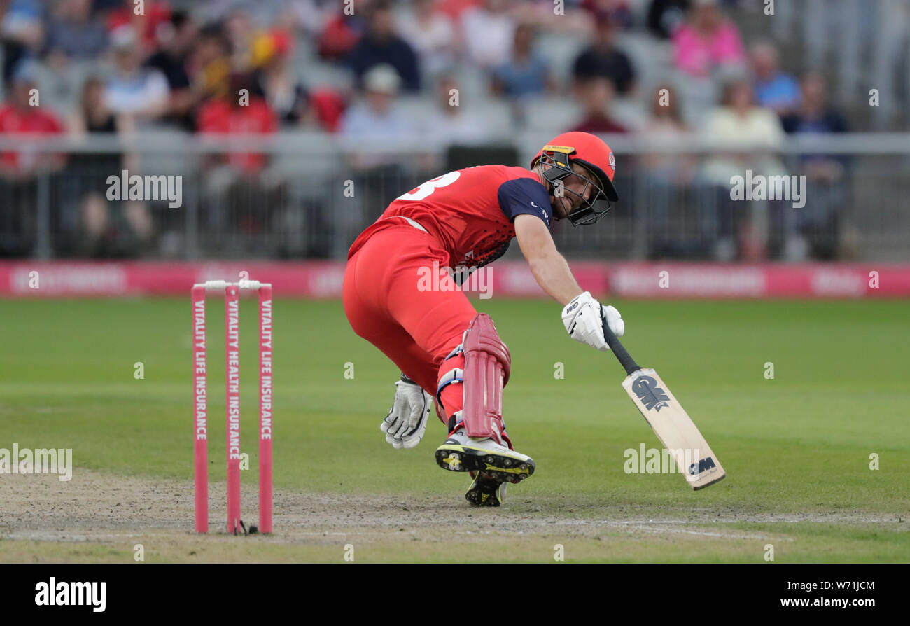 Action running between wickets hi-res stock photography and images - Alamy