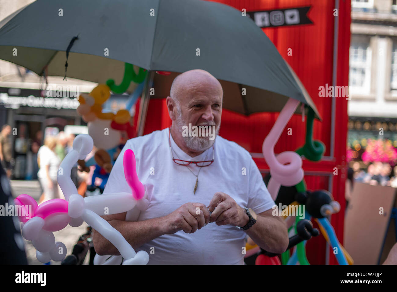 Pop the balloonman hi-res stock photography and images - Alamy