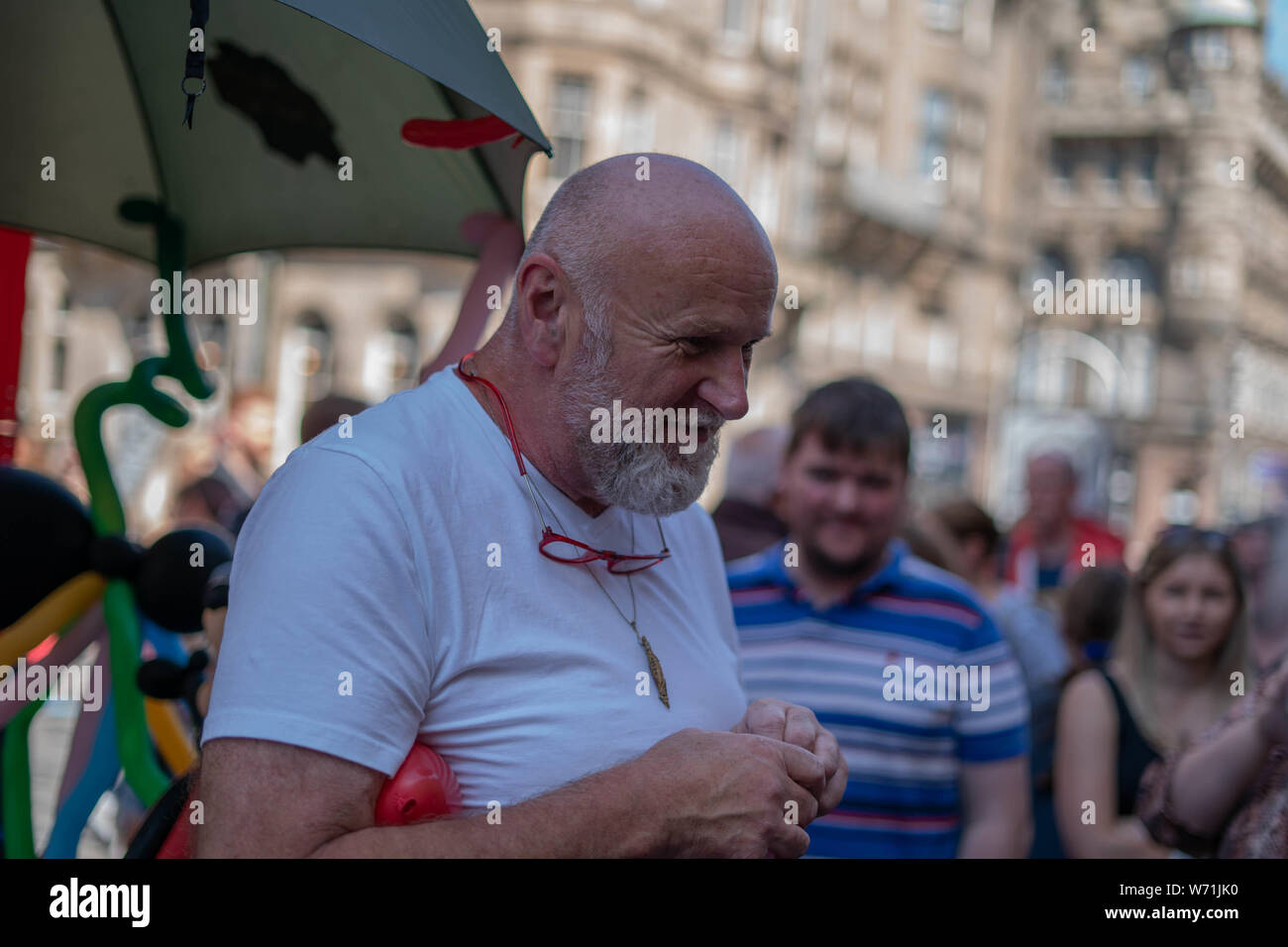 pop the balloonman edinburgh Stock Photo - Alamy