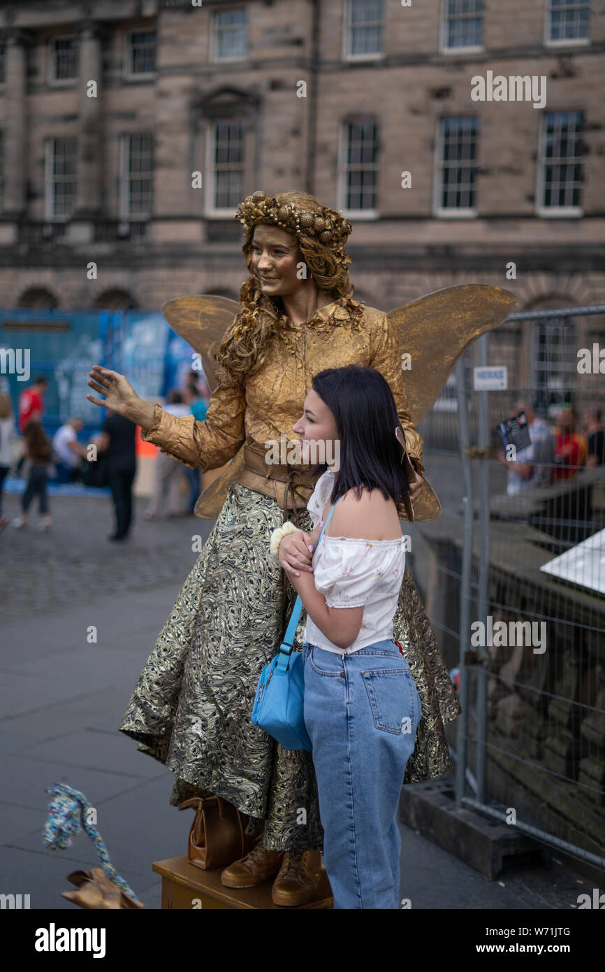 edinburgh festival fringe street performers Stock Photo - Alamy