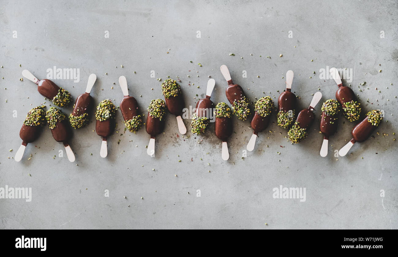 Ice cream popsicle pattern. Flat-lay of chocolate glazed ice cream pops ...