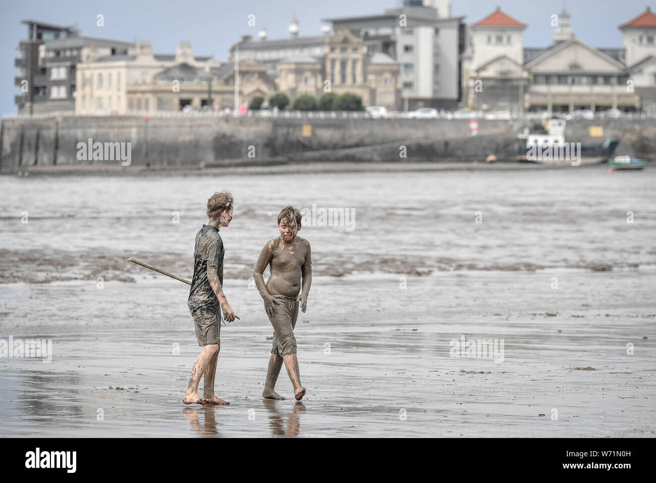 Huge expanse mud flats cover beach hi-res stock photography and images ...