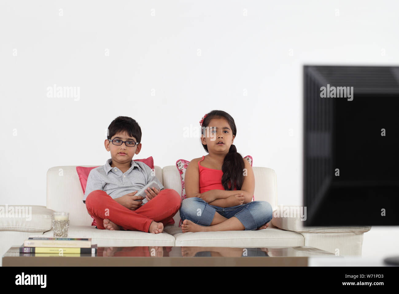 Children watching tv at home Stock Photo - Alamy
