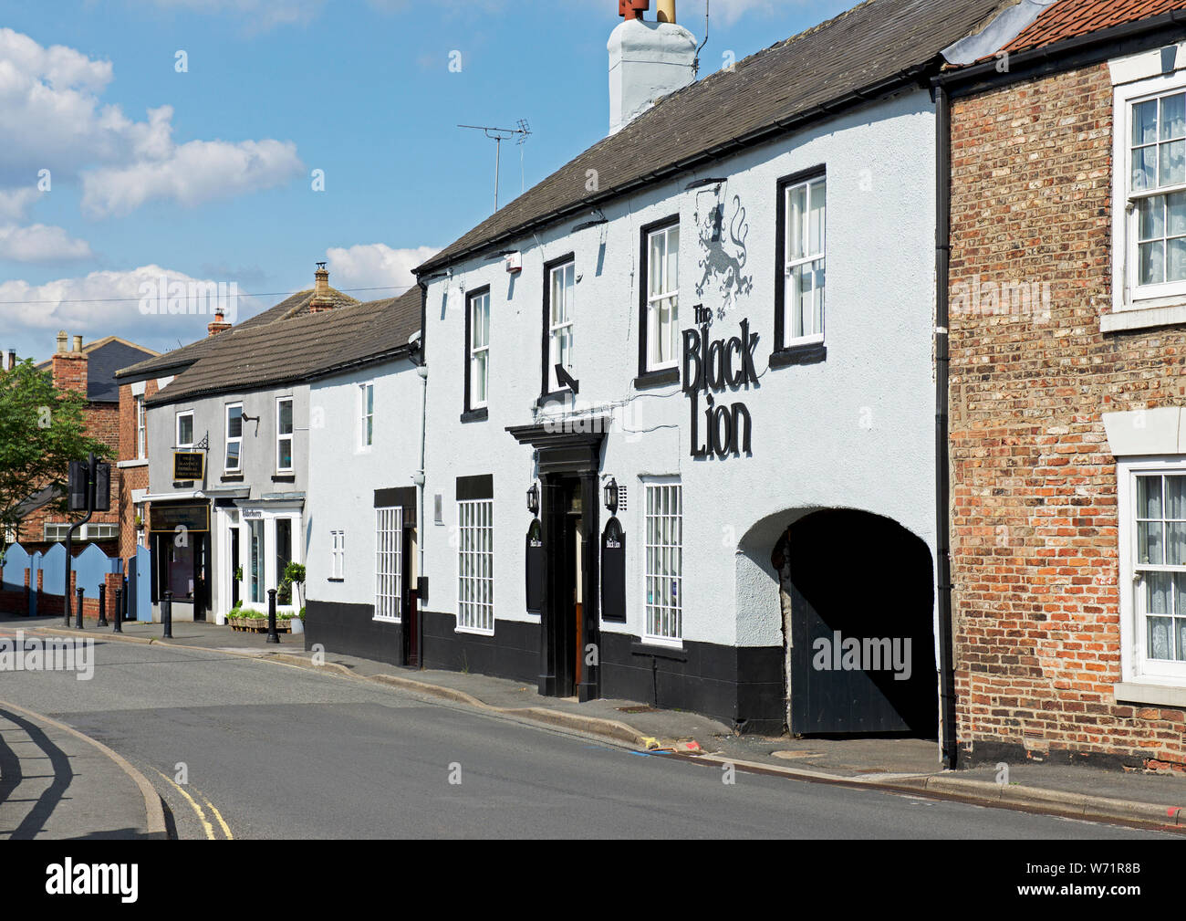 Black lion public house hi-res stock photography and images - Alamy