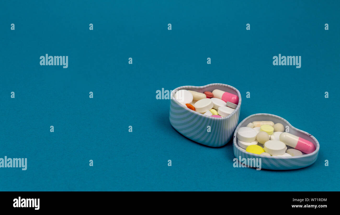 Blue red pill box hi-res stock photography and images - Alamy