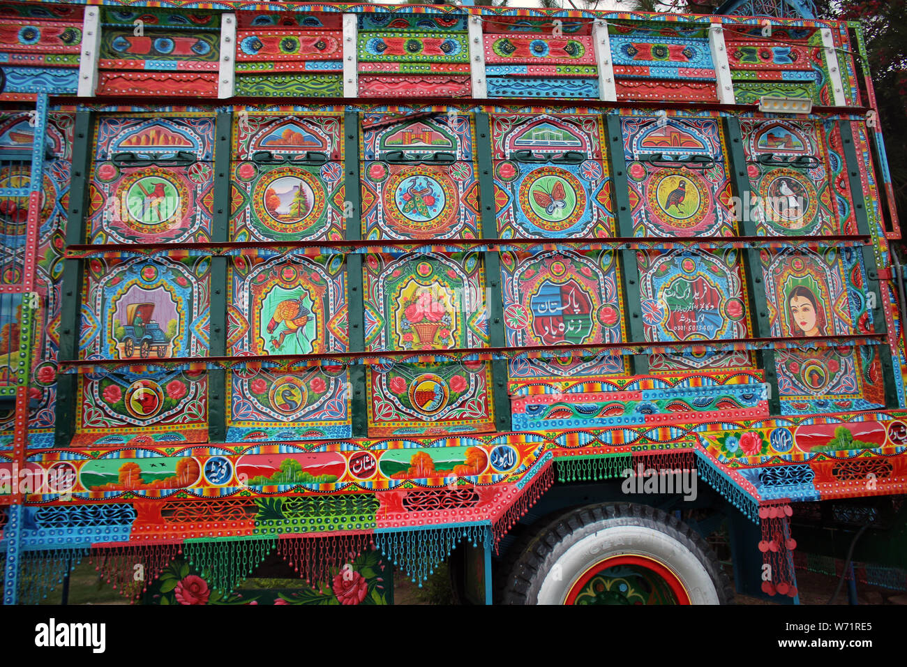Truck Art in Pakistan Awesome colorful handmade painting art of asia ...