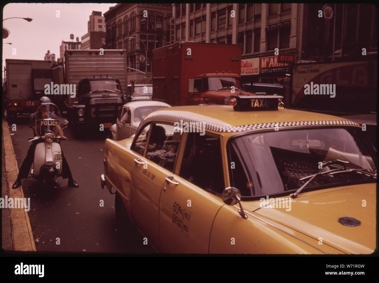 32nd street hi-res stock photography and images - Alamy