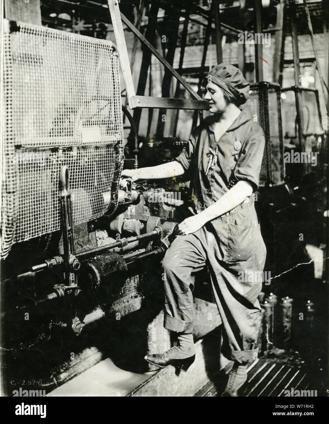 Women at lathe hi-res stock photography and images - Alamy