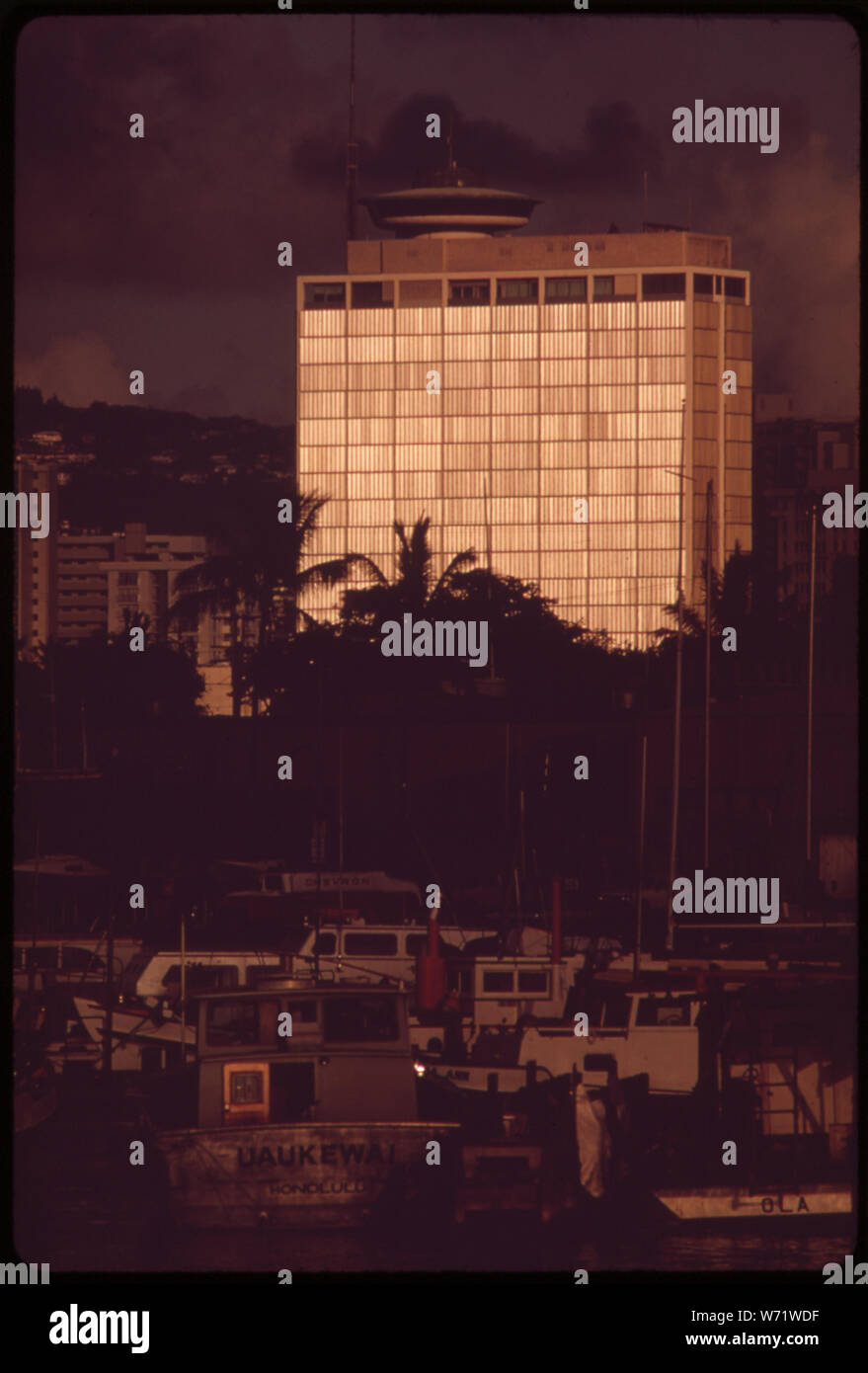 ALA MOANA OFFICE BUILDING GLOWS IN THE AFTERNOON SUN Stock Photo - Alamy