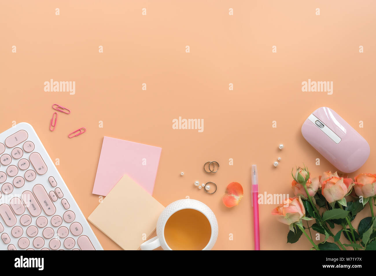 Flowers on office desk hi-res stock photography and images - Alamy