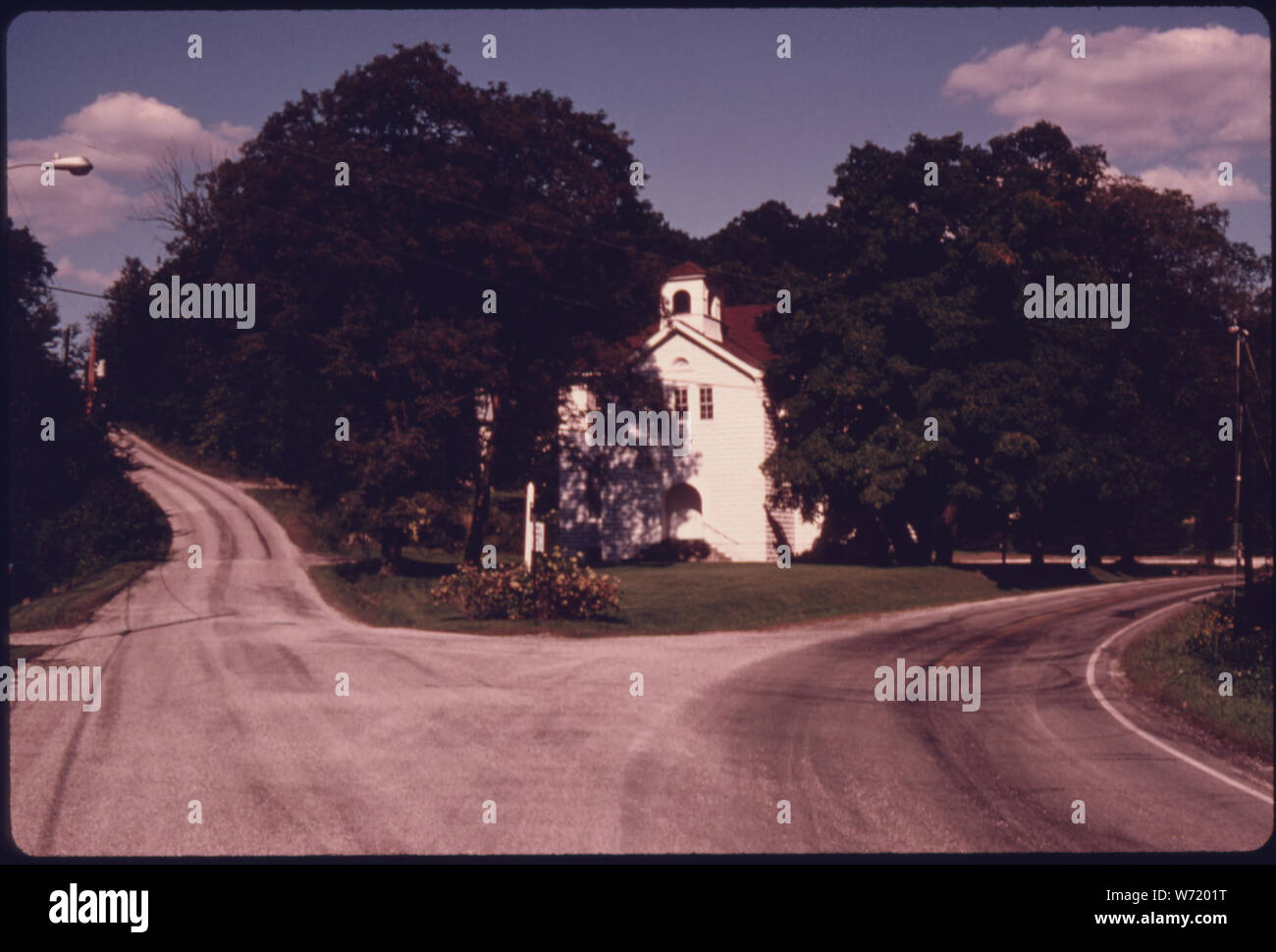 Church between roads hi-res stock photography and images - Alamy