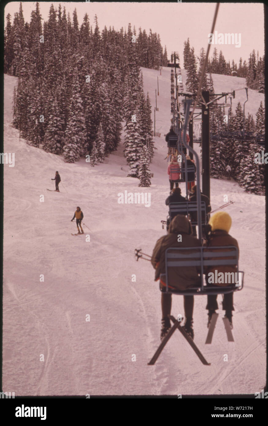 CHAIR LIFT GOES TO THE TOP OF SNOWMASS MOUNTAIN Stock Photo - Alamy