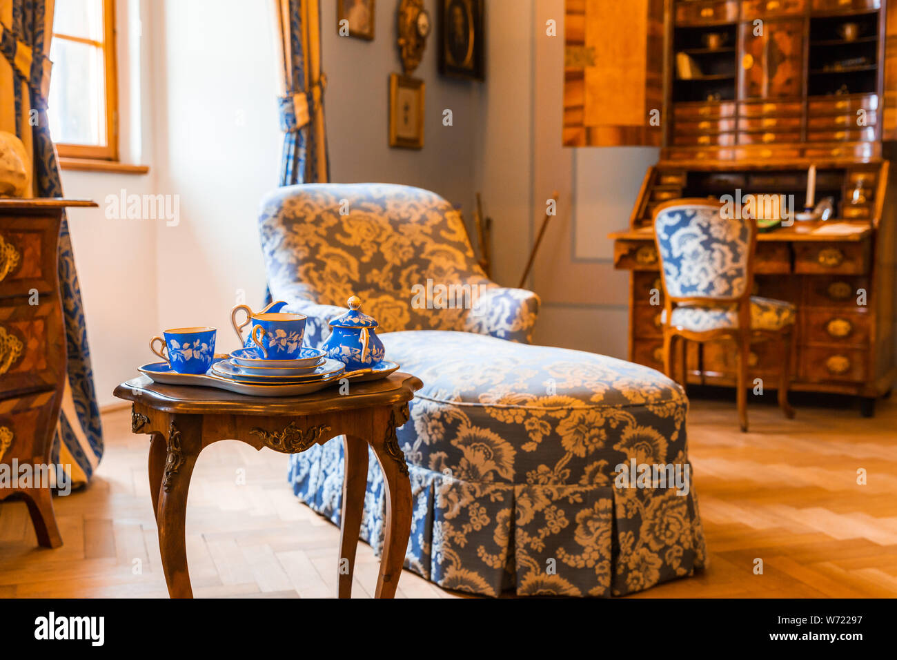 Medieval tableware hi-res stock photography and images - Alamy