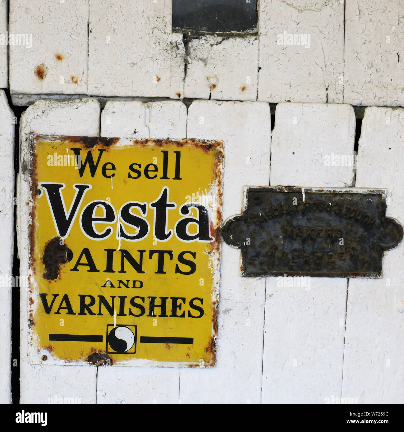 Vintage enamel advertisement plaque hi-res stock photography and images ...