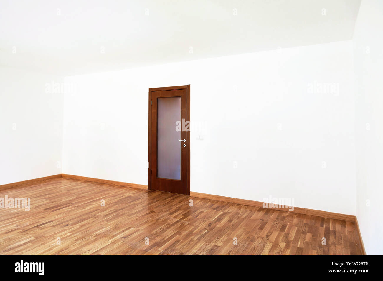 empty room with door Stock Photo - Alamy