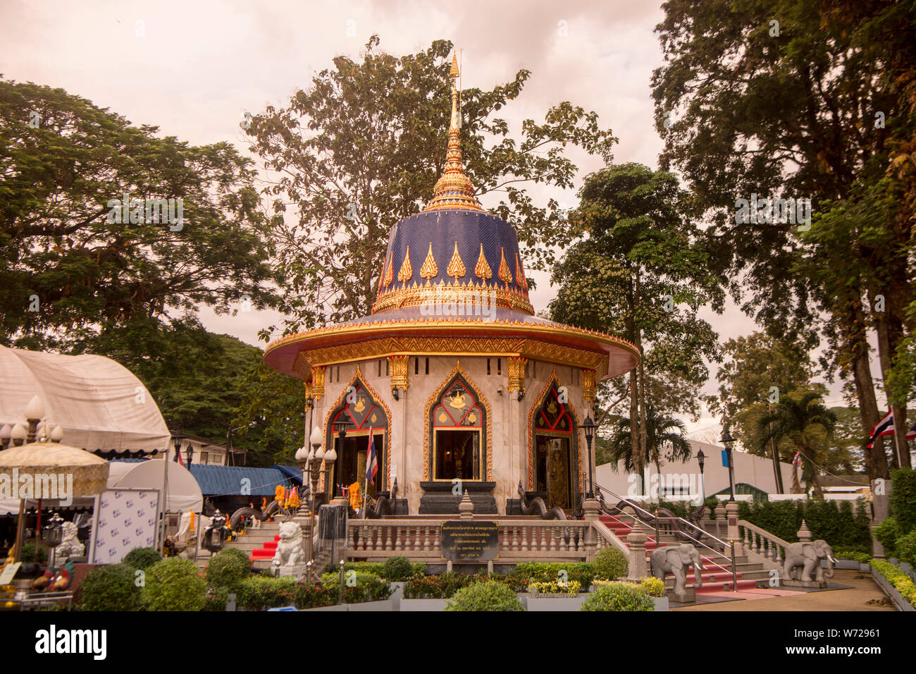 King taksin great shrine hi-res stock photography and images - Alamy