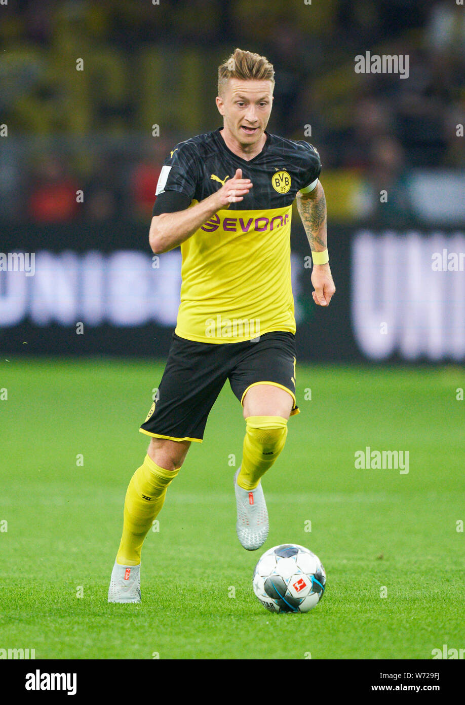 Marco REUS, BVB 11 drives, controls the ball, action, full-size, Single ...