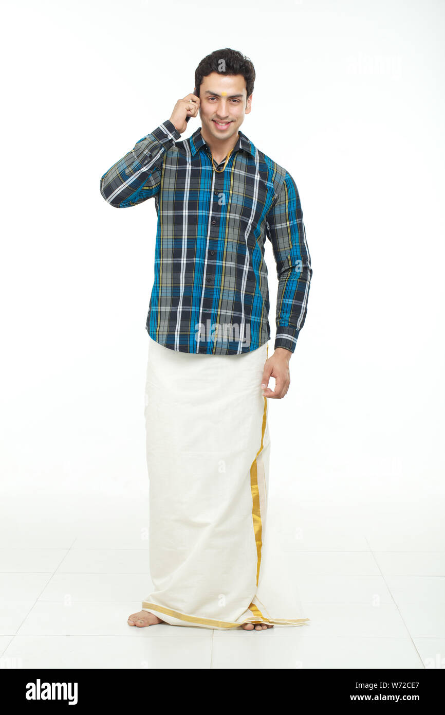 Indian man talking on mobile phone hi-res stock photography and images ...