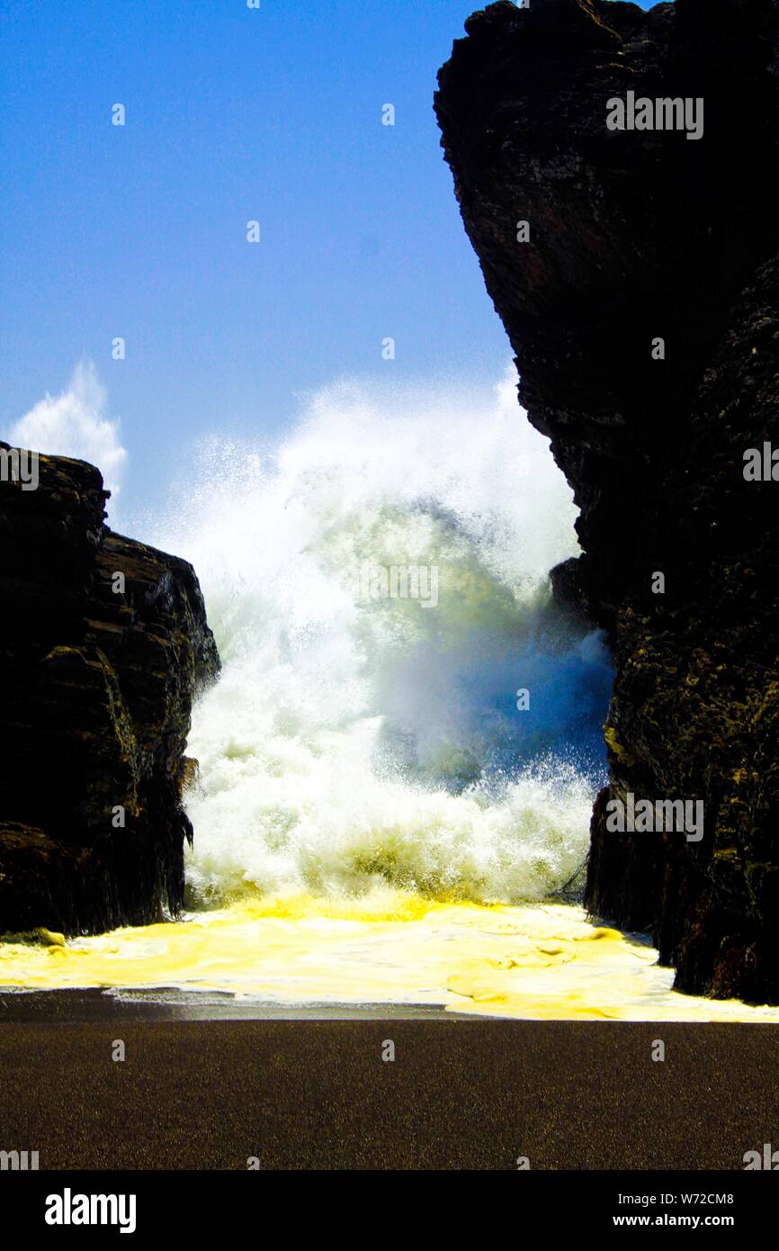 Spraying wave hi-res stock photography and images - Alamy